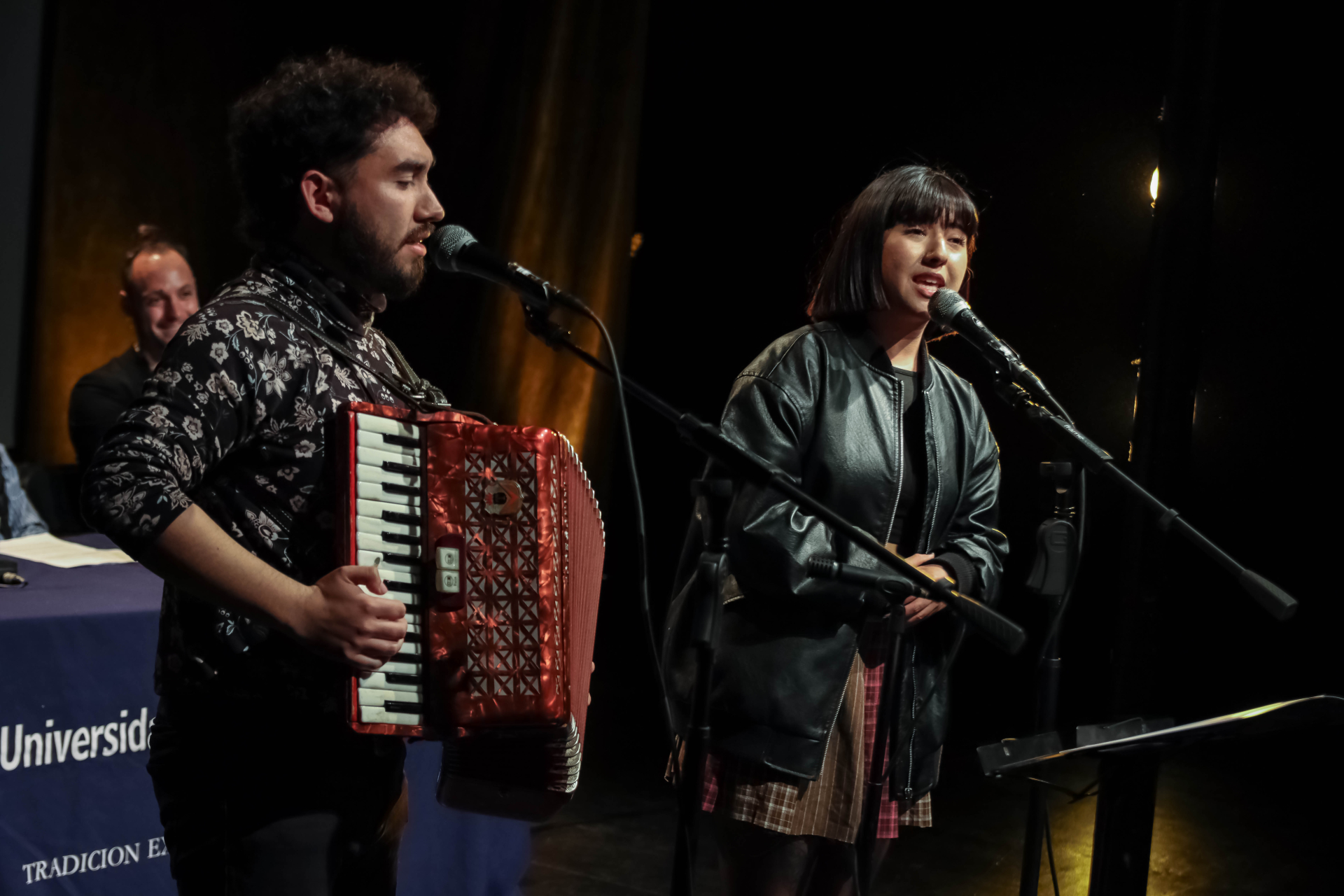 Universidad de Valparaíso - Presentan libro en homenaje al actor Óscar Castro en Sala Negra UV
